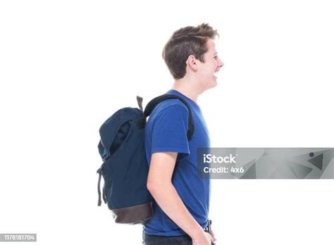 1인 사이드 뷰 웨스트 업 1617세 잘생긴 남성 청년 남자 청소년 남자 학생 고등학생 앞에서 흰색 배경 을 입고 T 셔츠 셔츠