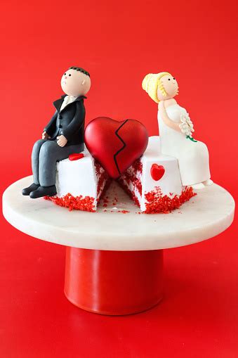 반으로 자른 흰색 아이스 웨딩 케이크 계층의 이미지 빨간 바탕 케이크 스탠드 빨간 바탕 슬픈 신랑 신부와 신랑 토퍼가 금이 간 모델 심장 빨간 배경 논쟁 및 이혼 개념으로