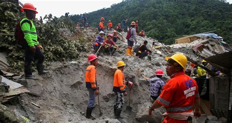 Филиппинд хөрсний гулгалтын улмаас 68 хүн амиа алджээ