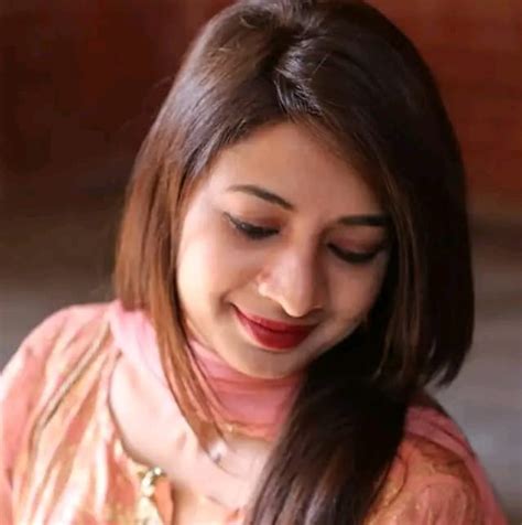 ایک عورت کے کمر تک لمبے بال نیند سے بھری آنکھیں گندمی رنگت گلاب جیسے