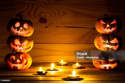 텍스트 공간이있는 나무 배경에 여섯 무서운 할로윈 호박 할로윈 카드 개념입니다 촛불로 으스스한 빛나는 얼굴 가을에 대한 스톡 사진 및 기타 이미지 Istock