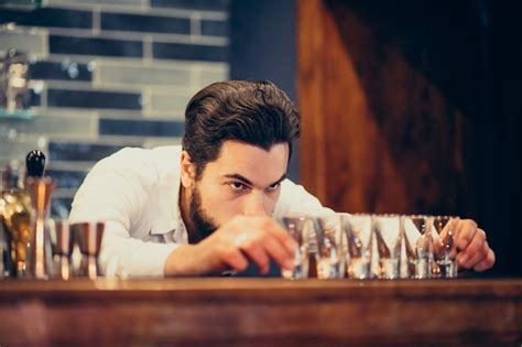 Hombre Guapo Barman Haciendo Bebidas Y Cócteles En Un Mostrador Foto