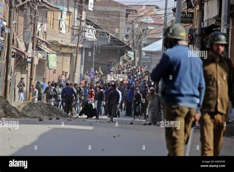 Srinagar Kashmir 17th Mar 2017 Kashmiri Muslim Protesters Throwing