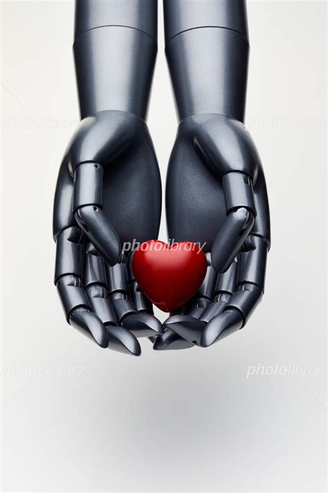 赤いハートを包み込むロボットの手 写真素材 7417840 フォトライブラリー Photolibrary