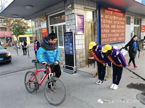 沙河二中学生自主管理 小红帽志愿者制度
