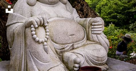 화려한 장식품이 있는 나무 아래 사람의 동상 사진 Unsplash의 무료 나무 이미지