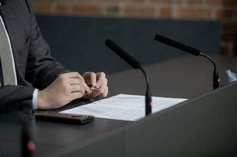 기자 회견 중 공식 연설자 또는 상사의 손 언론과의 만남 회담에서 연사 이름과 위치를 나타내는 빈 플레이트입니다 클로즈업 얼굴 없음 기업 비즈니스에 대한 스톡 사진 및 기타