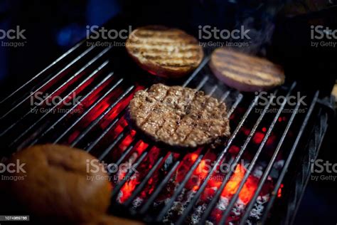 금속 꼬치에 구운된 시 케밥입니다 요리사 손 연기의 많은 요리 불고기 바베 큐 바베 큐 신선한 쇠고기 조각을 잘라 숯과 불꽃 피크닉 길거리 음식에 전통적인 동부 쪽 요리