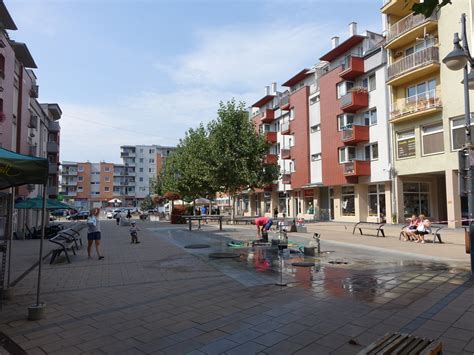 Puchov / Puchau, Brunnen und moderne Gebäude in der Moyesova Straße (30 ...