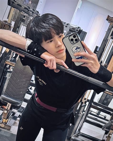운동의 시작은 핫체죠😁 오늘따라 컨디션 떨어지고 심폐 떨어지는 싸한 느낌이에요 무리하면 다칠 거 같아서 적당히 하고 그만할까