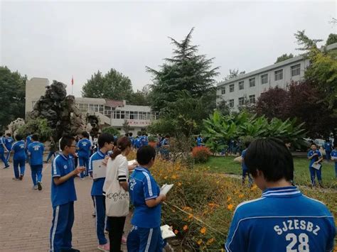 不一样的语文课堂 走出教室，让我们一起感受秋之美孩子