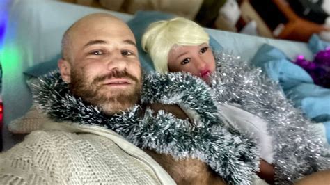 Homem Que Casou Com Boneca Revela Que Passará Natal Com Duas Esposas E
