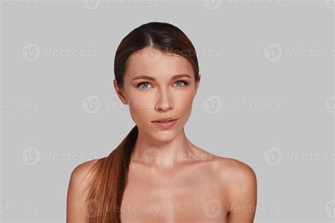 Belleza Confiada Mujer Joven Atractiva Mirando A La Cámara Mientras