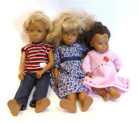 Lot 2002 Blonde Sasha Doll Wearing A Blue And White