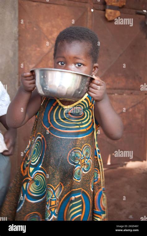 Kleines Mädchen In Afrikanischem Kleid Das Aus Einer Großen Schüssel