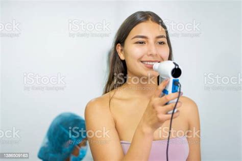라틴어 환자는 폐의 용량을 측정하기 위해 의료 기기에 불어 호흡기 검사를 수행합니다 폐활량계에 대한 스톡 사진 및 기타 이미지