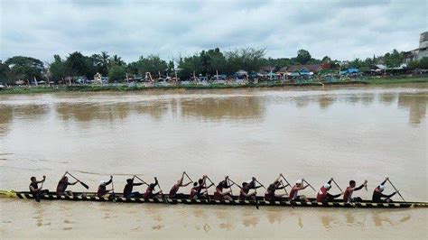 Pacu Perahu Di Sarolangun Jambi Dimulai Teriak Penonton Dan Tim