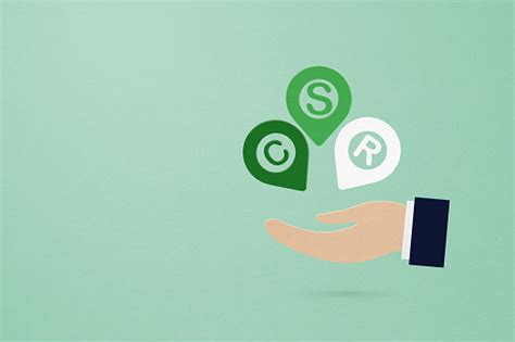 Csr 기업의 사회적 책임 복사 공간을 포함한 그런지 녹색 배경에 사업가의 손 위에 체크인 사인의 내부 종이 컷 개념에 대한