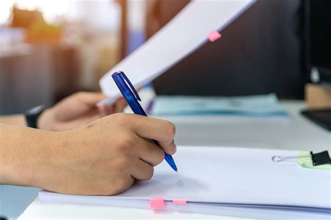 문서 보고서 및 비즈니스 바쁜 개념 사업가 관리자 손 서류 또는 컴퓨터 현대 기업 사무실 배경에 문서 파일을 읽고 서명 블루 펜을 들고 순서에 대한 스톡 사진 및 기타