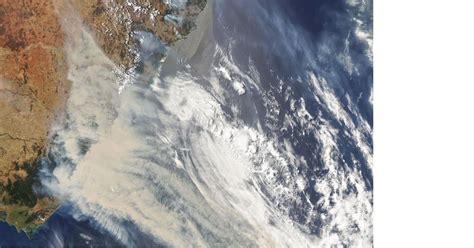 這張由美國太空總署（nasa）所拍攝的衛星照片顯示出澳洲大火煙霧與雲團流動的痕跡。 Photograph By Joshua Stevens