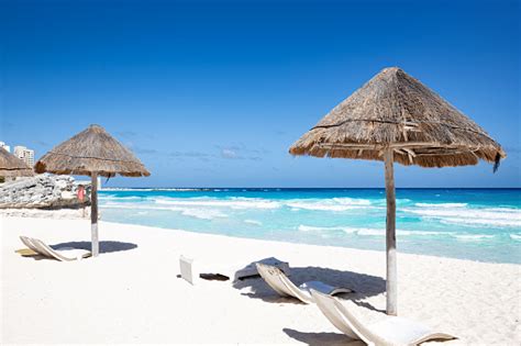 태양 우산은 청록색 바닷물이 있는 하얀 모래 해변에 선베드를 갖추고 있습니다 카리브해 여행 목적지 휴가를 위한 현상금과 깨끗한 자연 0명에 대한 스톡 사진 및 기타 이미지