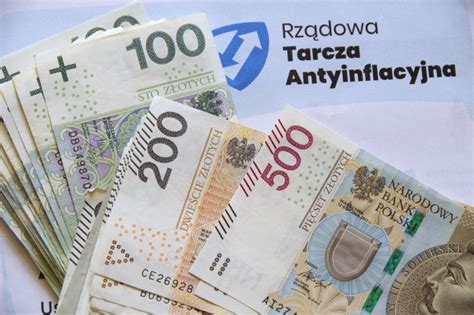 Dodatek osłonowy Komu przysługuje dopłata do gazu i gdzie złożyć wniosek Kobieta w INTERIA PL