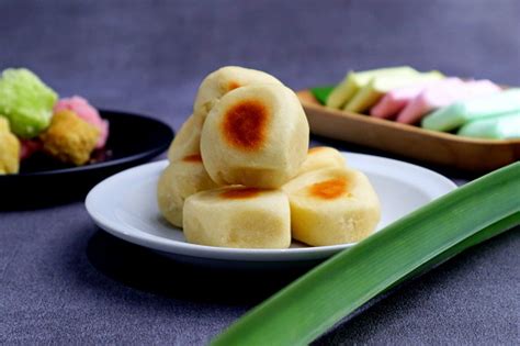 바피아는 인도네시아 요야카르타에서 온 전통 음식입니다 0명에 대한 스톡 사진 및 기타 이미지 0명 갈색 배경 주제
