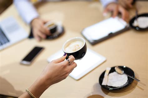 카페에서 비즈니스 미팅을 하는 동료들 커피를 마시고 노트북과 태블릿에서 작업합니다 2명에 대한 스톡 사진 및 기타 이미지 2