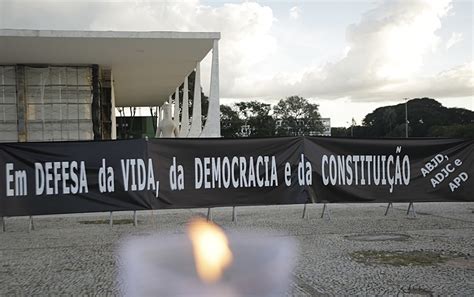 Juristas Fazem Ato Em Frente Ao Stf Contra Ataques à Geral