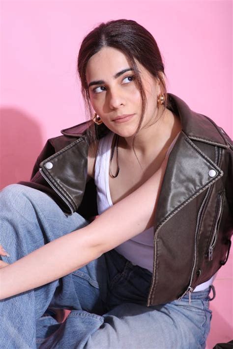 가죽 가죽 자켓 개인 스타일 거리 스타일 골든 후프 이어링 대중 문화 데님 도시 패션 분홍색 배경 분홍색 벽 사설 색 대비 세련된 복장 스튜디오 촬영