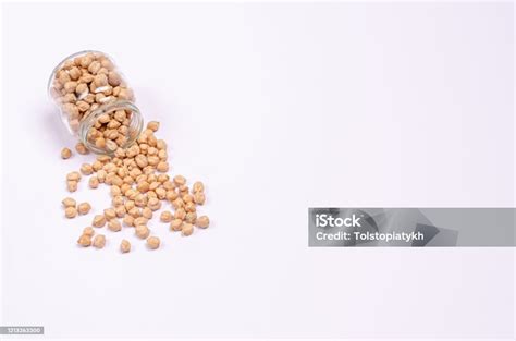 흰색 배경에 유리 항아리에 채식주의자를위한 건조 병아리 콩 복사 공간 텍스트 장소 0명에 대한 스톡 사진 및 기타 이미지 0
