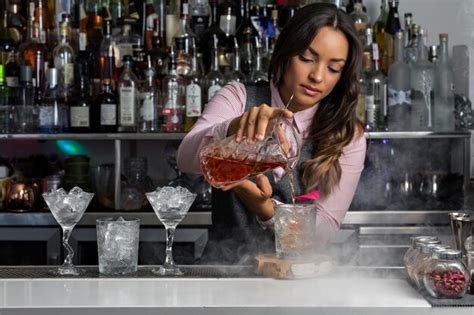 Premium Photo Bartender Serving Cocktail In Glass