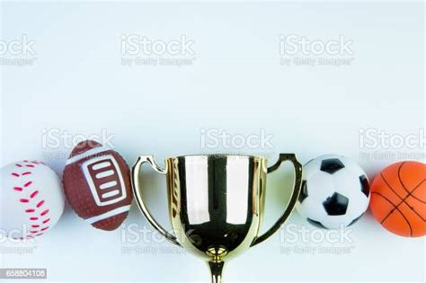 황금 트로피 축구 장난감 야구 장난감 농구 장난감과 럭비 장난감은 복사 공간과 흰색 배경에 고립 스포츠의 컨셉 우승자 0명에
