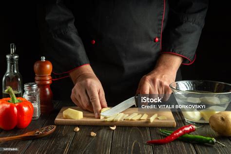 요리사는 감자를 작은 조각으로 자릅니다 맛있는 음식을 준비하면서 칼을 든 요리사의 손 감자 요리에 대한 스톡 사진 및 기타