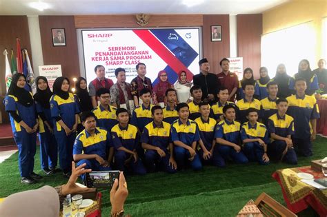 Malang Post PT Sharp Electronics Indonesia Latih 25 Siswa SMKN 1