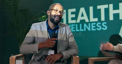 Ponente De Escenario Y Hombre Con Micrófono Hablando Y Terapeuta Con