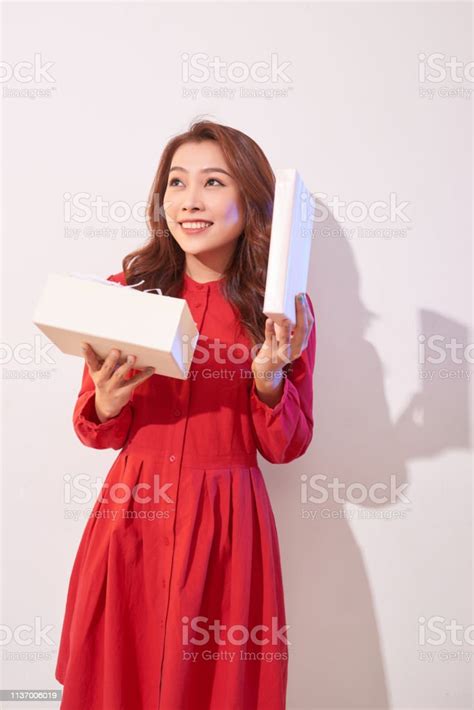 흰색 배경 위에 고립 된 선물 상자를 여는 행복 한 웃는 소녀의 초상화 공휴일에 대한 스톡 사진 및 기타 이미지 공휴일