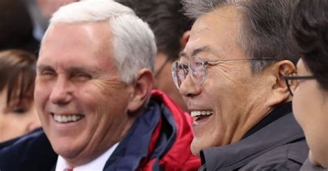 [올림픽] 관중석 키스타임에 미소짓는 대통령