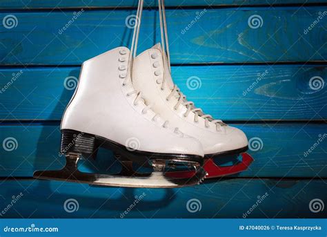 Schlittschuhe Auf Blauem Hölzernem Hintergrund Stockfoto Bild von