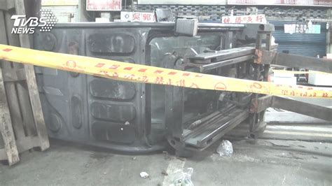 砰！開堆高機上貨車翻覆 駕駛遭壓胸口亡│攤販│推高機│市場│tvbs新聞網