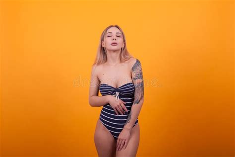 有性感的身体在游泳衣和亭亭玉立的身体的美女在黄色背景 库存图片 图片 包括有 设计 女孩 亭亭玉立 148831835