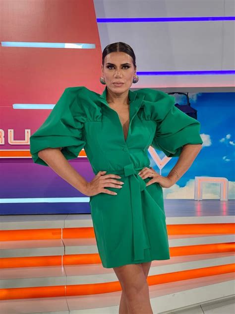 El Look Súper Chic De Flor De La V Con El Color Tendencia Del Verano