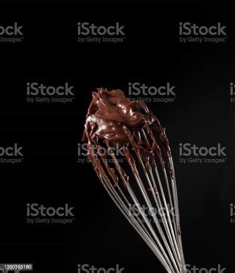 검은 배경에 고립 된 와이어 거품기와 녹은 초콜릿을 닫습니다 0명에 대한 스톡 사진 및 기타 이미지 0명 거품기 검은색