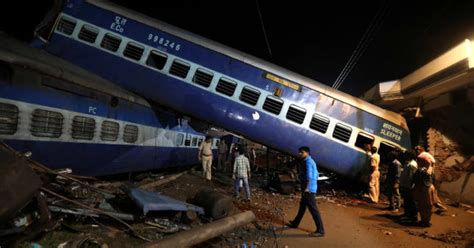인도 북부서 열차 탈선 처참한 현장최소 23명 숨져