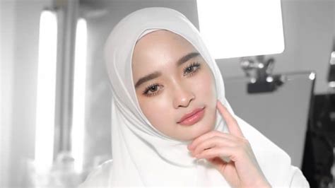 Foto Inara Rusli Panen Hujatan Usai Posting Foto Tanpa Hijab