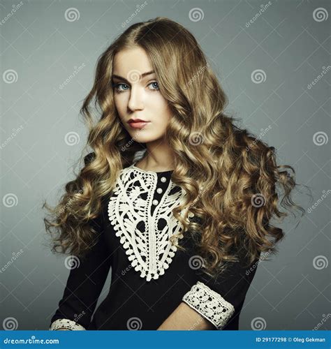 Portret Van Mooi Jong Blondemeisje In Zwarte Kleding Stock Foto Image