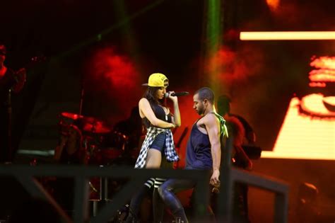 EGO Anitta sensualiza bailarinos durante show no Rio notícias