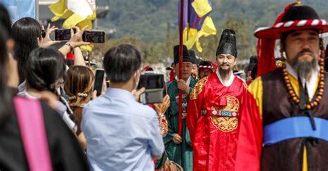 광화문광장 지나는 세종대왕 어가행차