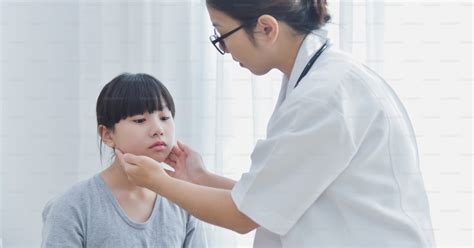 젊은 아시아 여성 의사가 어린 소녀를 검사하고 있다 의학 및 건강 관리 개념입니다 목 통증 뺨 통증 편두통 사진 Unsplash의 목 통증 이미지