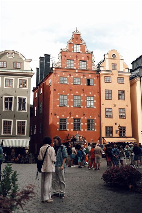 2024 년 Sverige 감마 스탠 거리 건물 건물 외관 건축 건축 설계 건축물 시티 건축의 관광 관광 명소 관광객 구시가지 군중 그룹